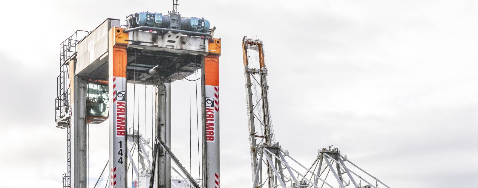 New hybrid straddle carriers for the France terminal | HAROPA PORT